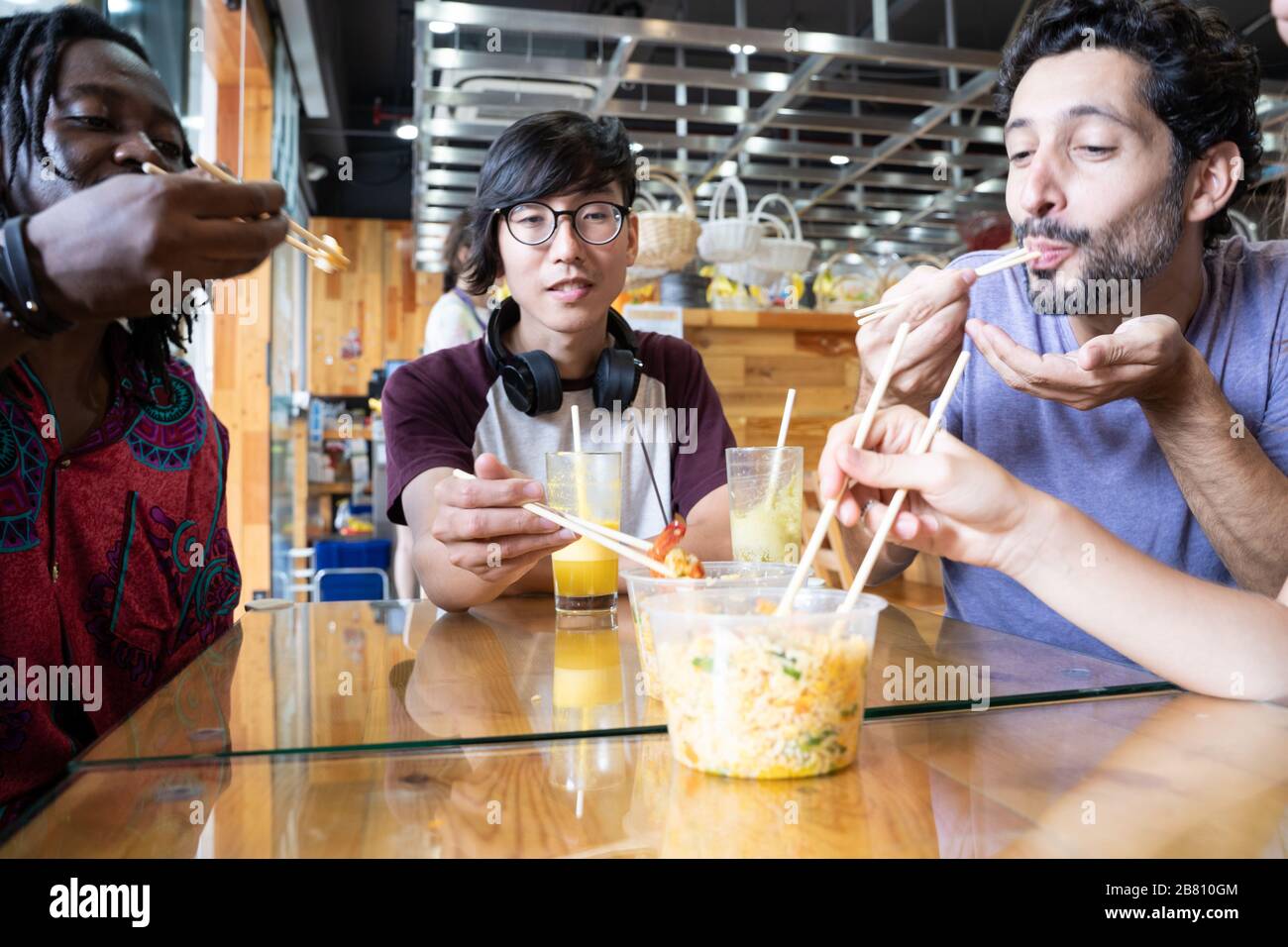 Group eating in a asian restaurant hi-res stock photography and images ...