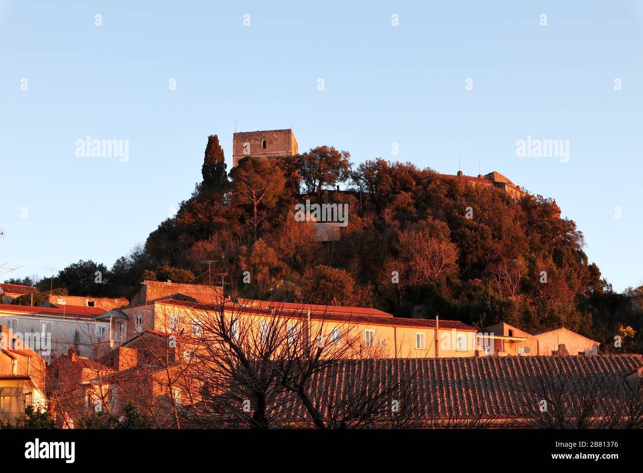 Caiazzo - Castello al tramonto dai vicoli Stock Photo - Alamy
