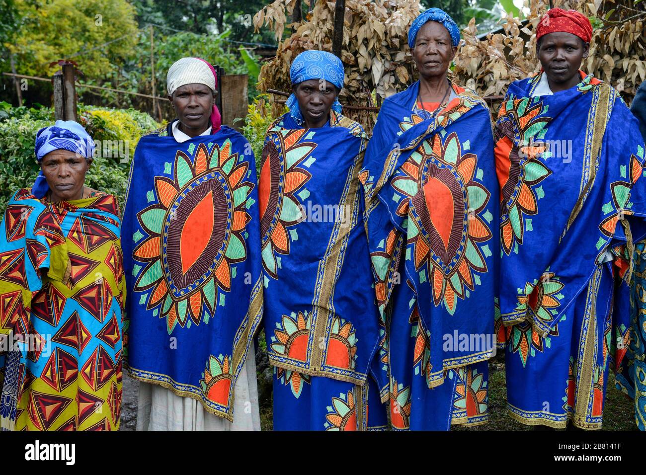 RWANDA, Musanze, Ruhengeri, village Cyuve, Hutu women in waxprints ...