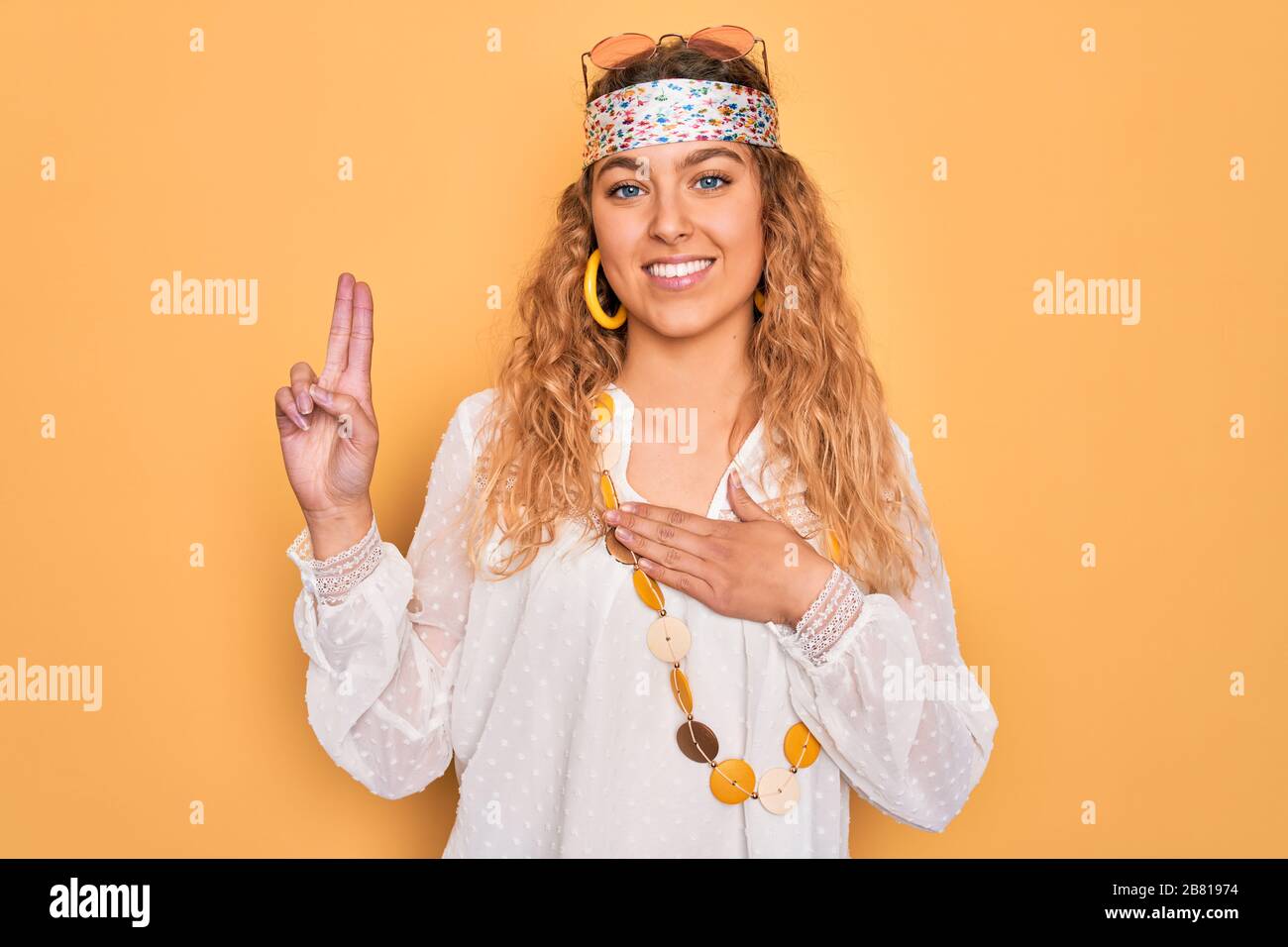 Woman swearing retro hi-res stock photography and images - Alamy