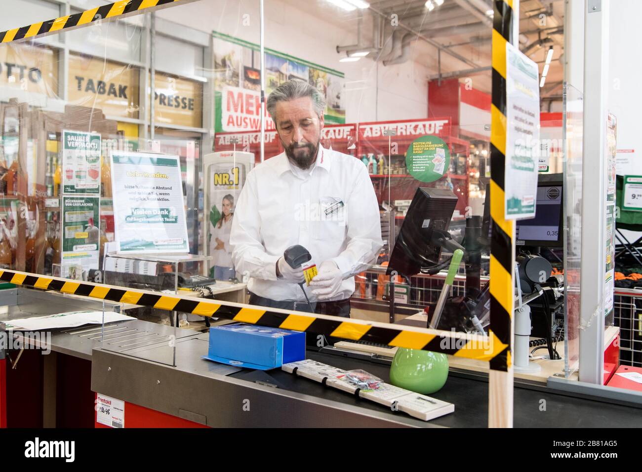Cashier behind cash register hi-res stock photography and images - Alamy