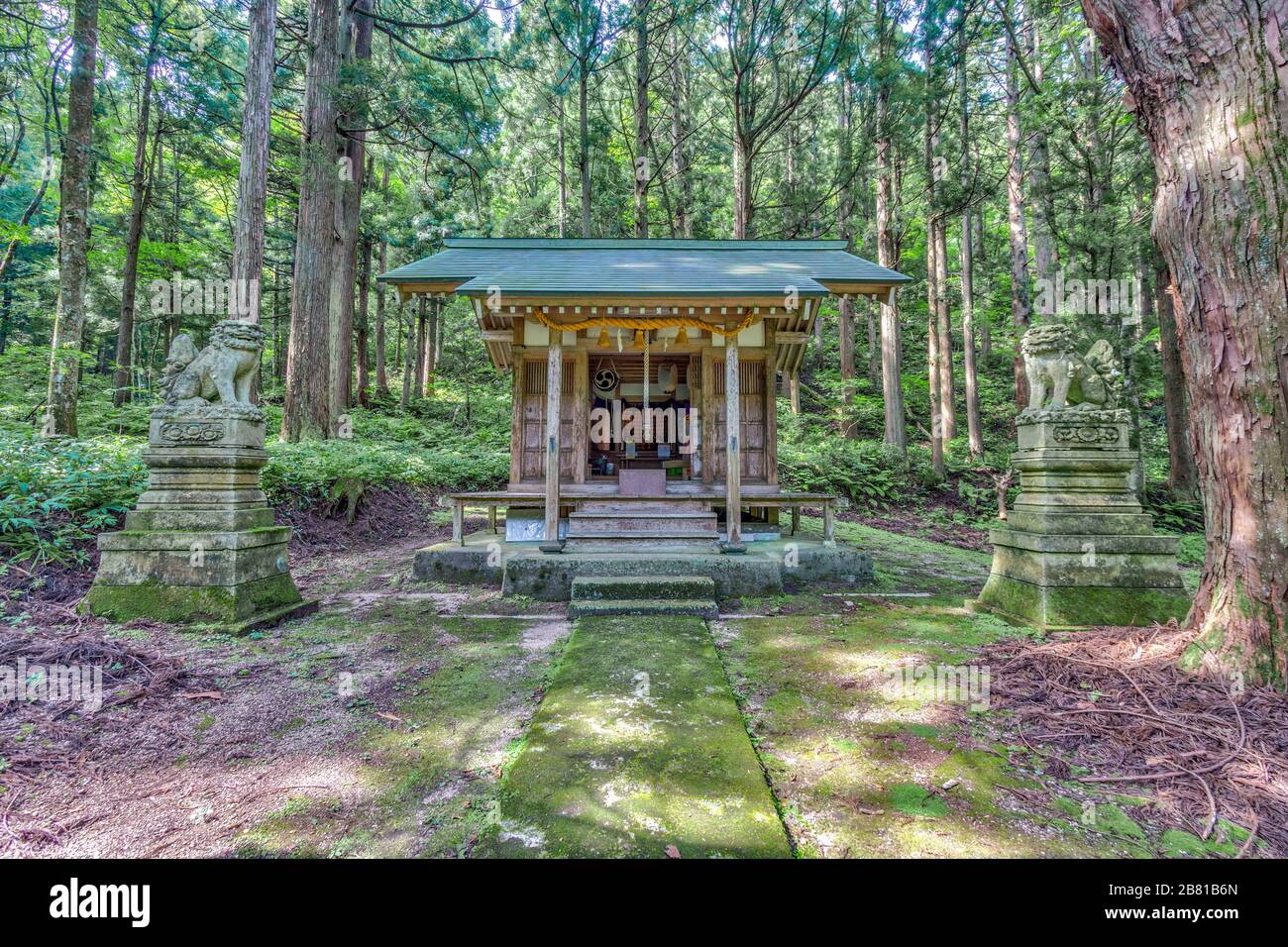Summer view of Gojudanimachi Hachiman Shinto shrine near Kanazawa ...