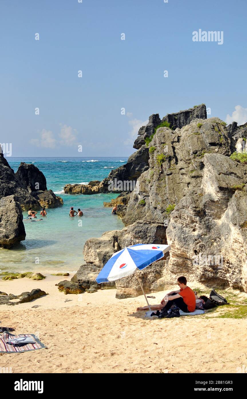Bermuda beach couple hi-res stock photography and images - Alamy