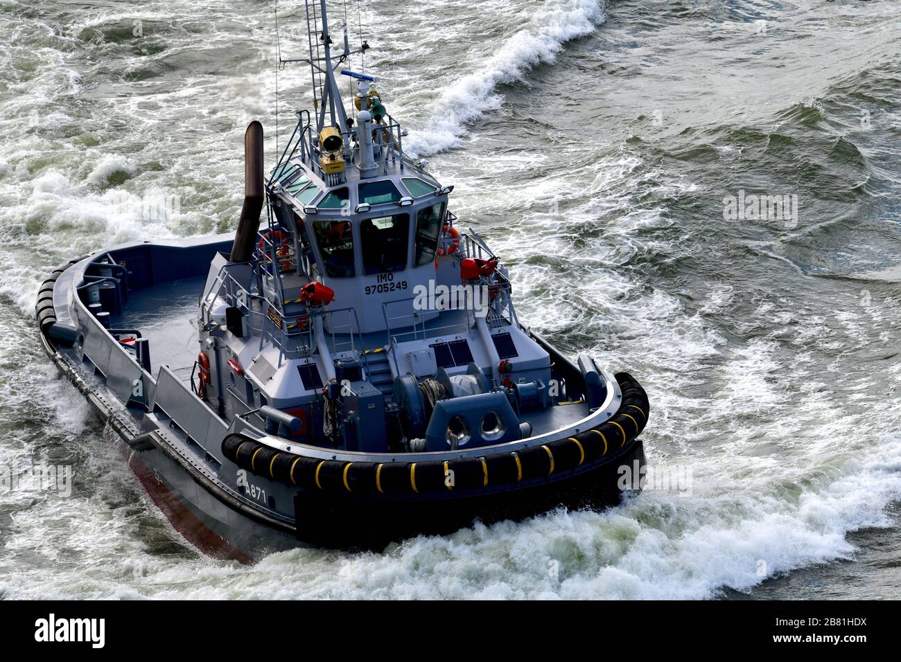 Giant tugboat demonstrating strength during the Wereldhavendagen in ...