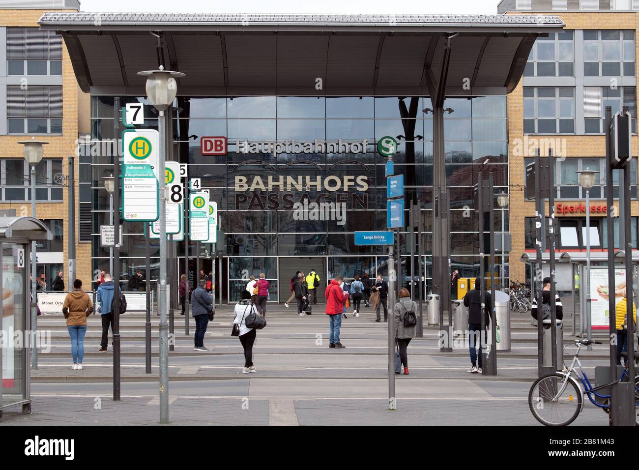 Bus platforms hi-res stock photography and images - Alamy