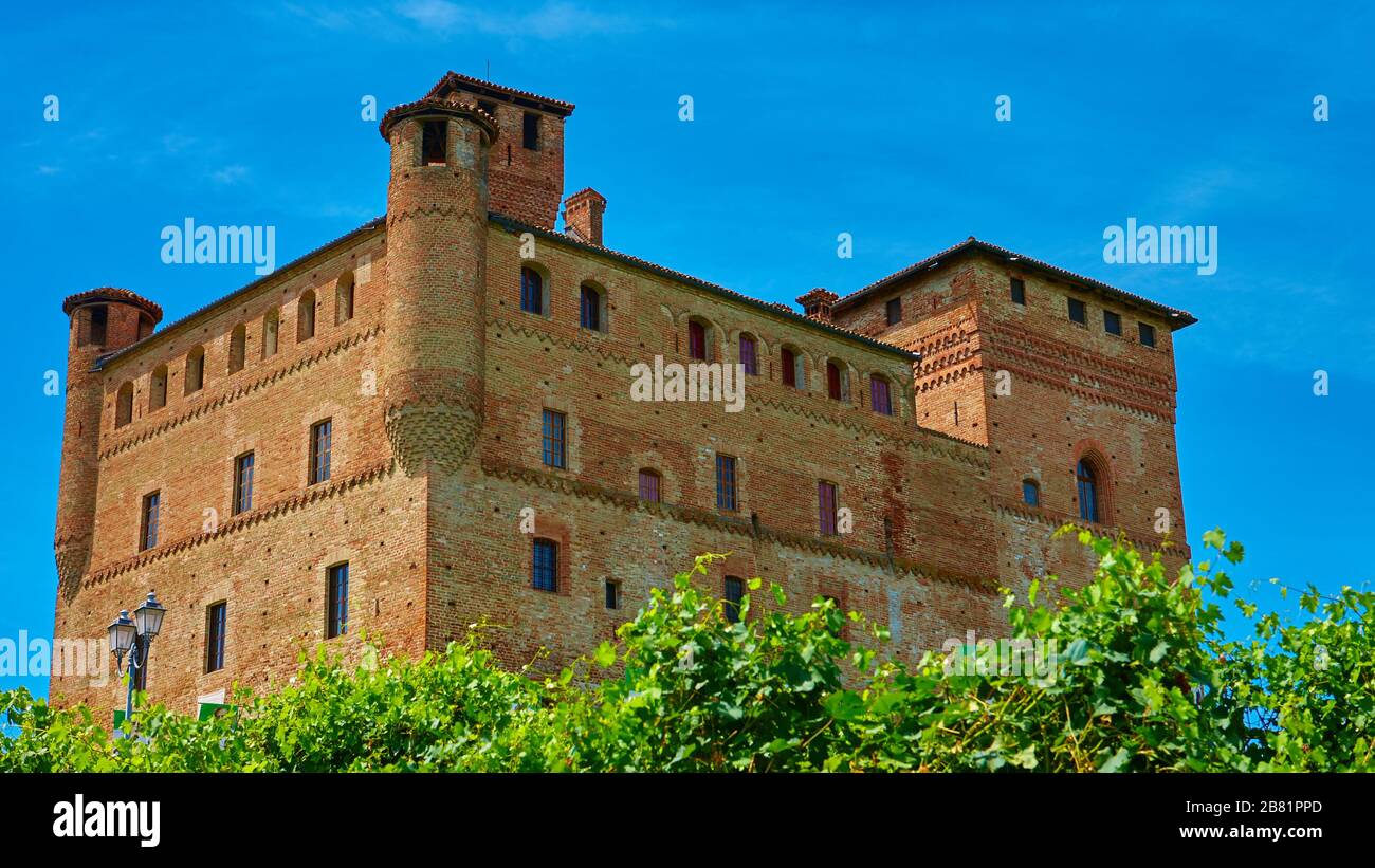 Castello grinzane cavour hi-res stock photography and images - Alamy
