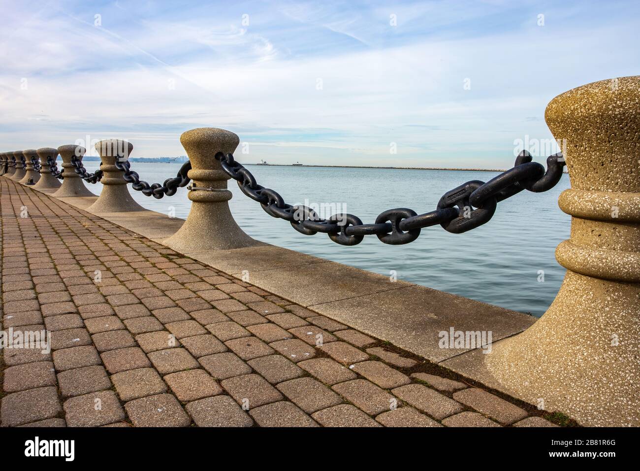 Sea chain barrier hi-res stock photography and images - Alamy