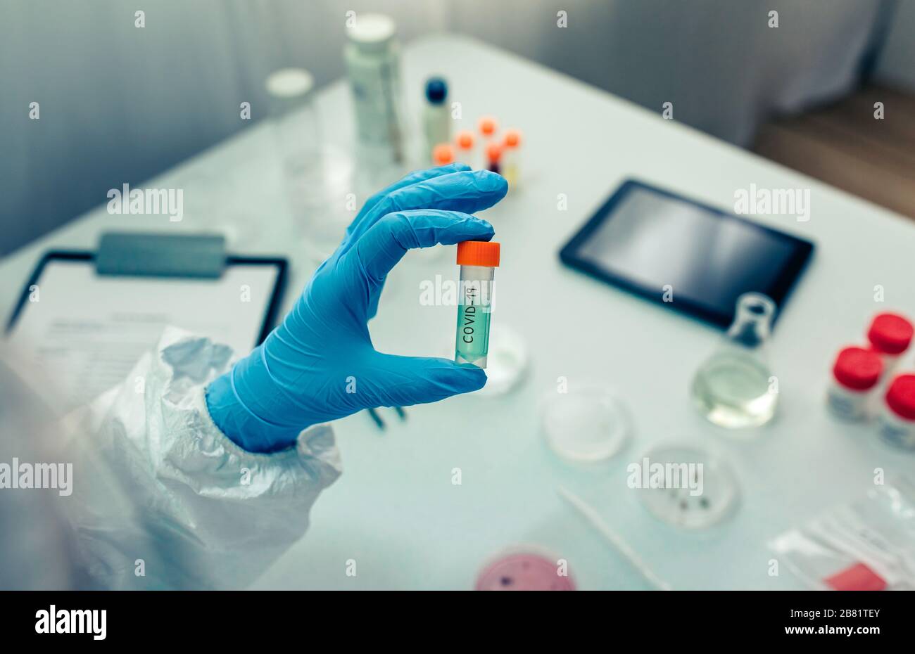 Scientist hand hi-res stock photography and images - Alamy