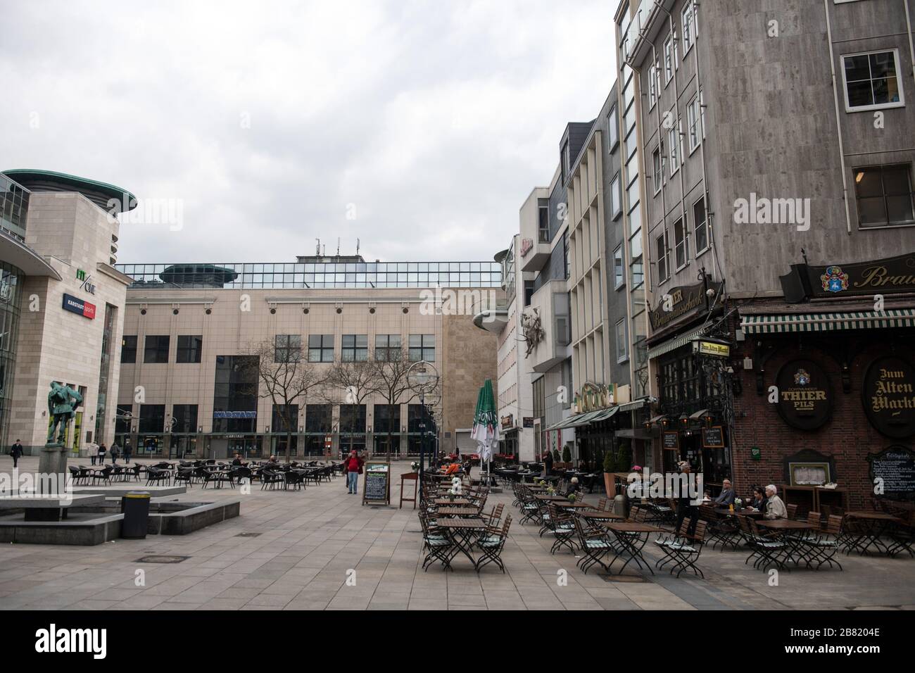 Occupied tables hi-res stock photography and images - Alamy