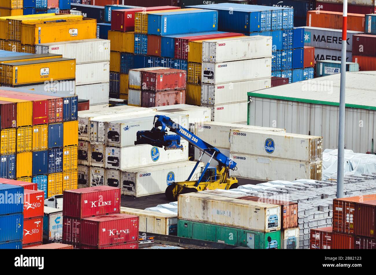 Piles of containers hi-res stock photography and images - Alamy