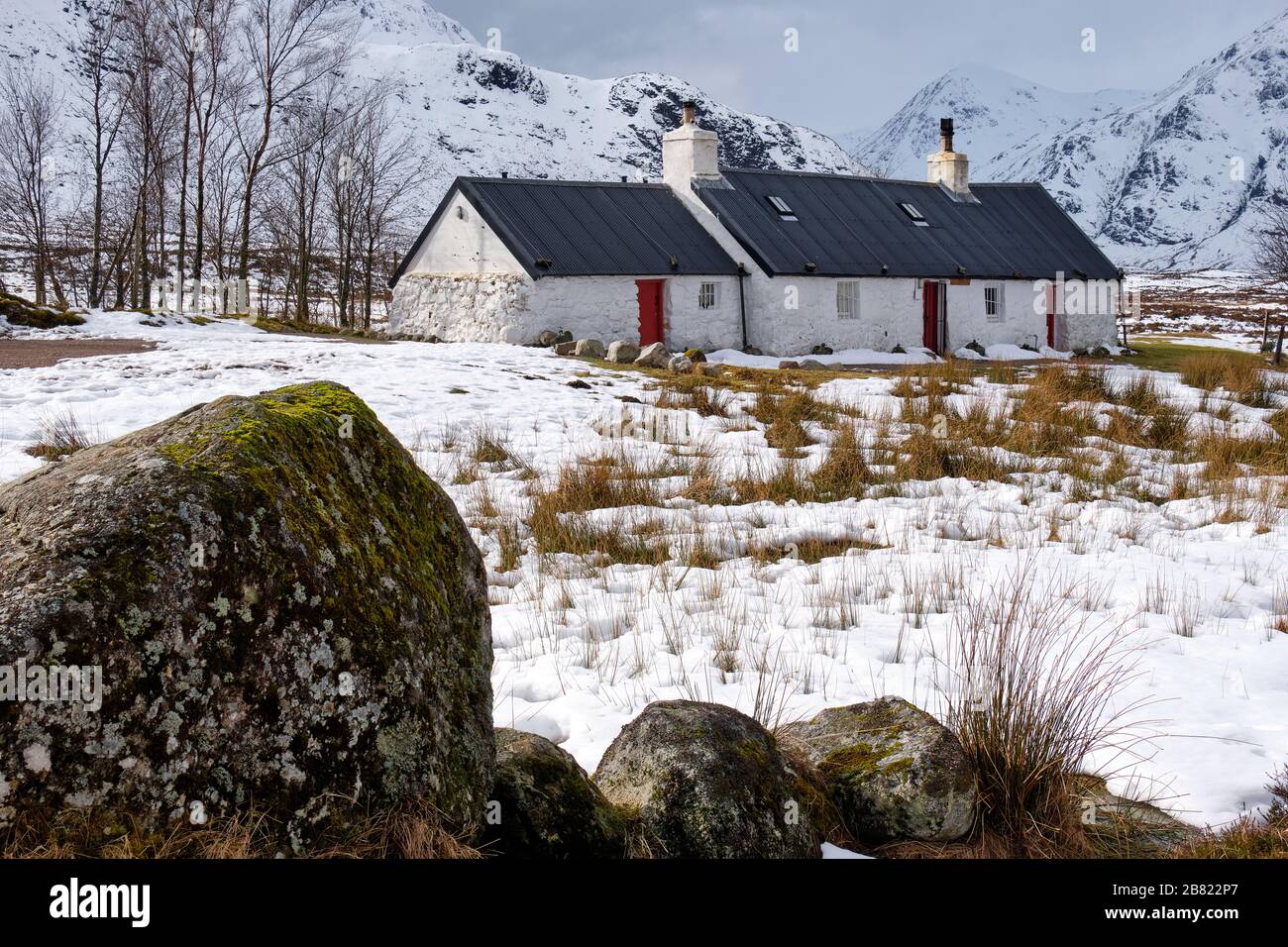 Snow cottage scotland hi-res stock photography and images - Alamy