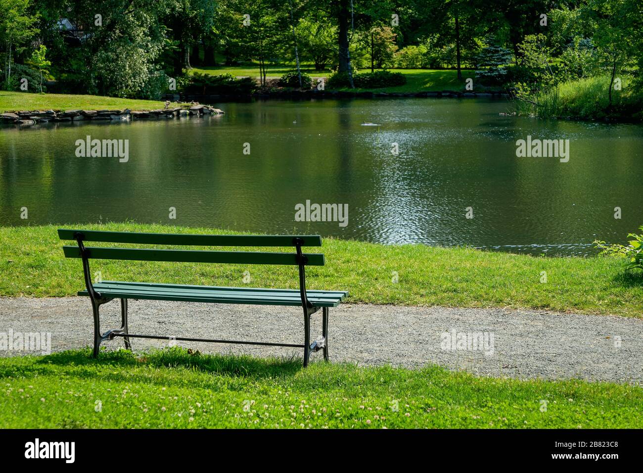 Park bench lake view hi-res stock photography and images - Alamy