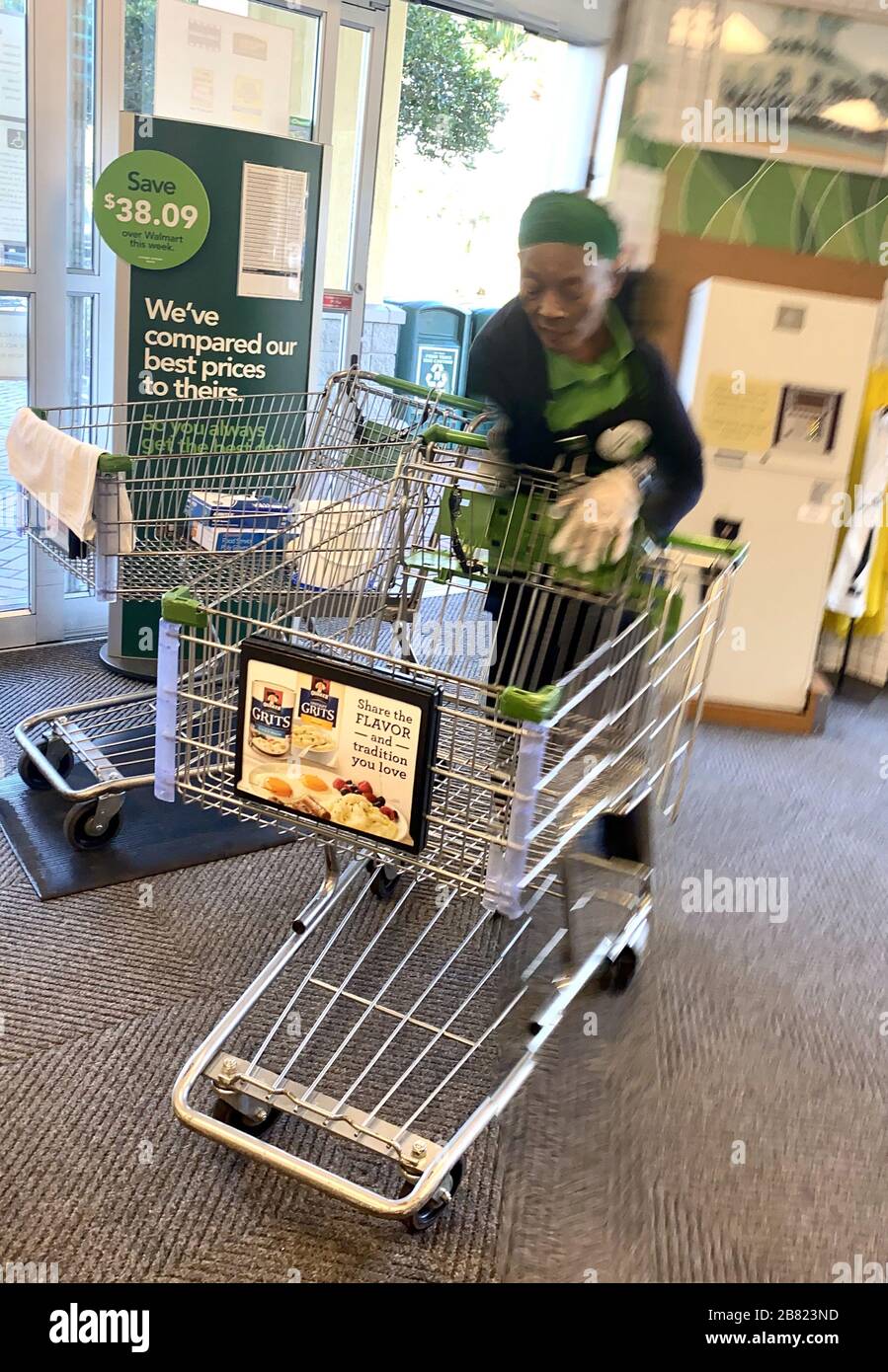 Employee shopping carts hi-res stock photography and images - Alamy