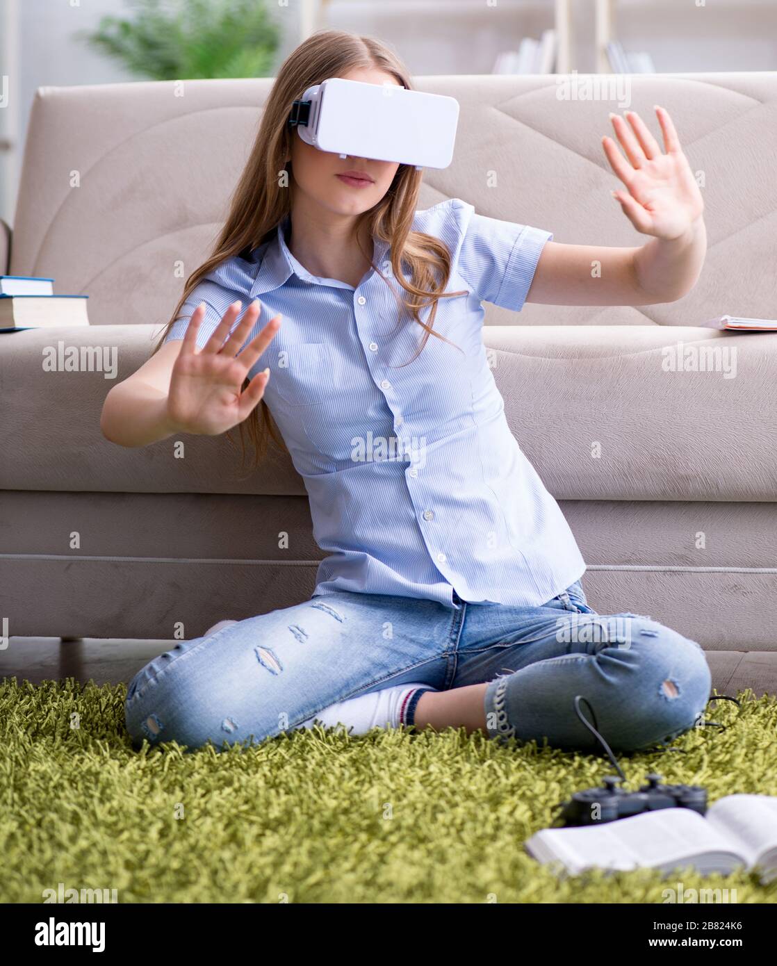 The young girl playing virtual reality games Stock Photo - Alamy