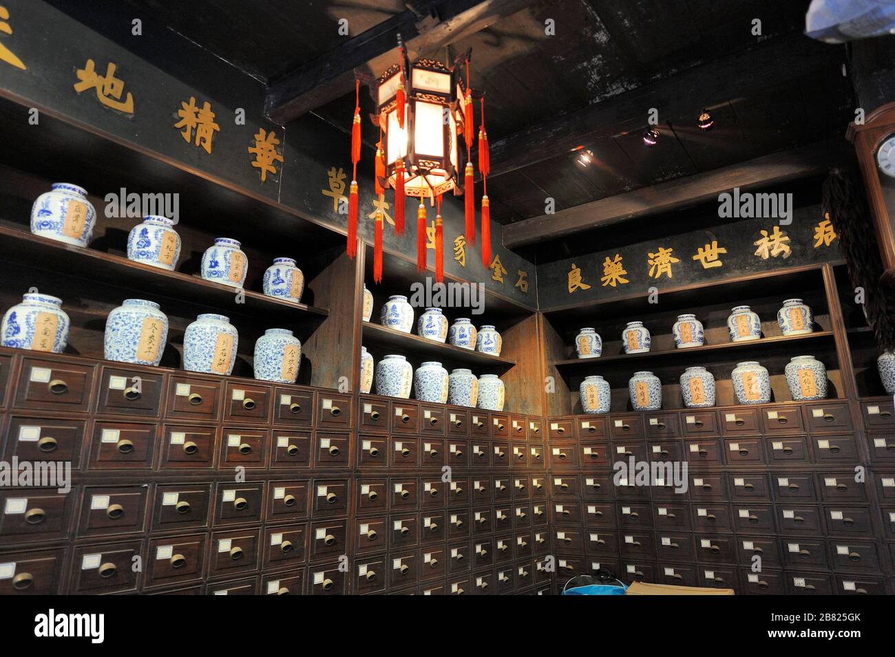 Traditional chinese medicines store hi-res stock photography and images ...