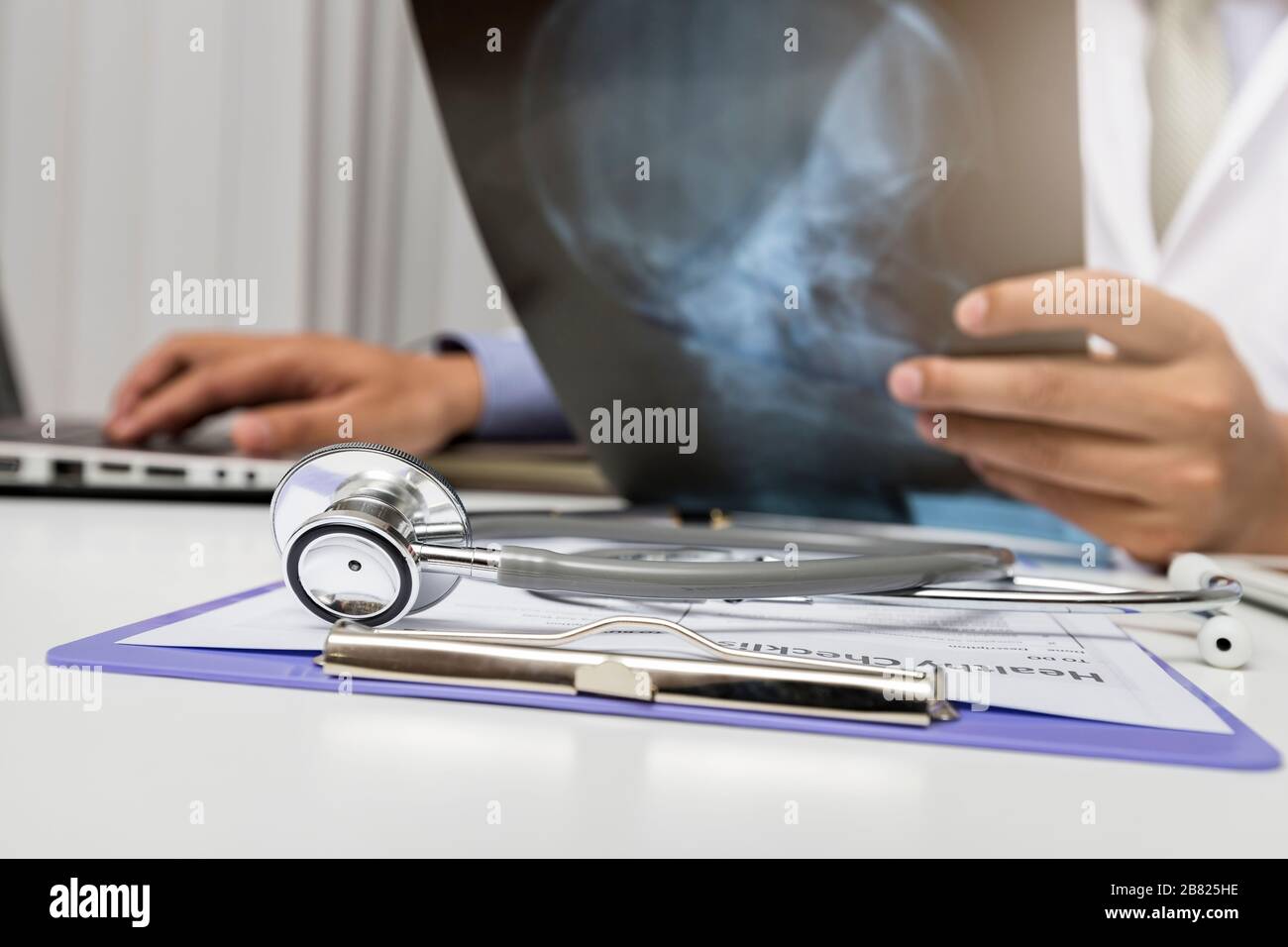 Doctor diagnose and analyze on x-ray film of patient Stock Photo - Alamy