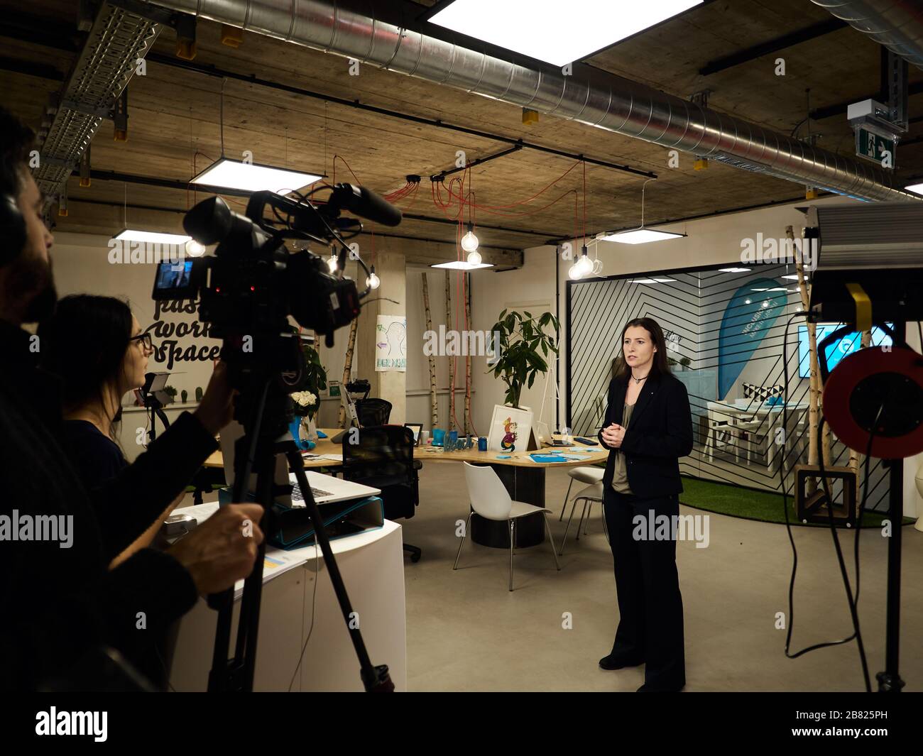 Newsanchor hi-res stock photography and images - Alamy