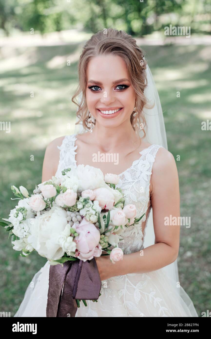 Bouquet smiling hi-res stock photography and images - Alamy