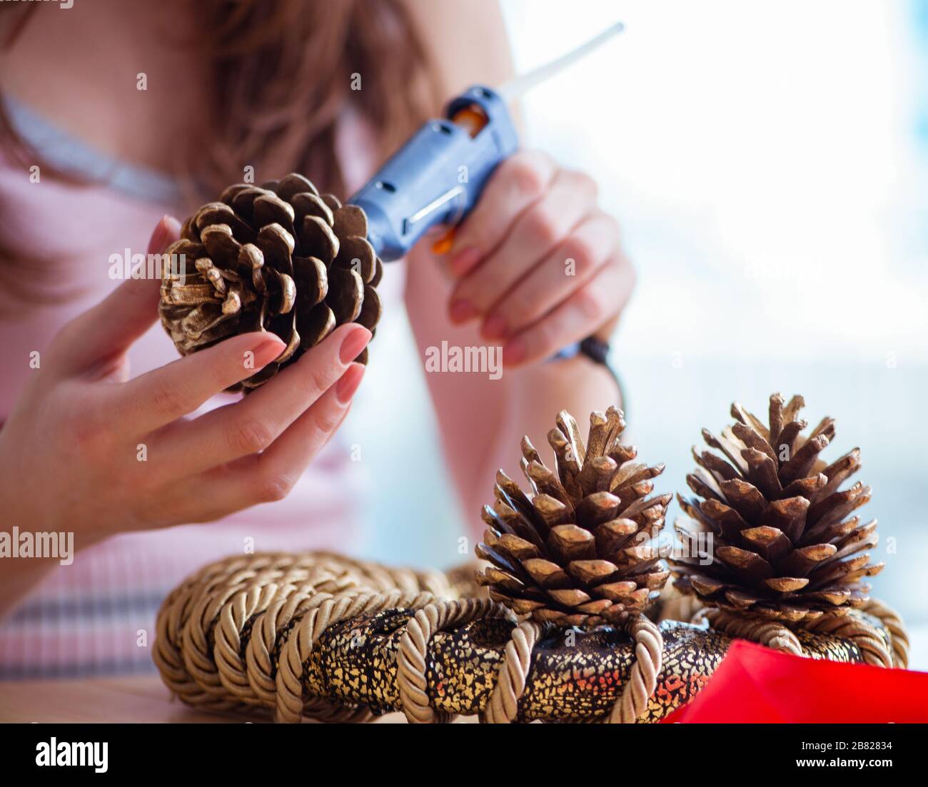 The woman doiing diy festive decorations at home Stock Photo - Alamy