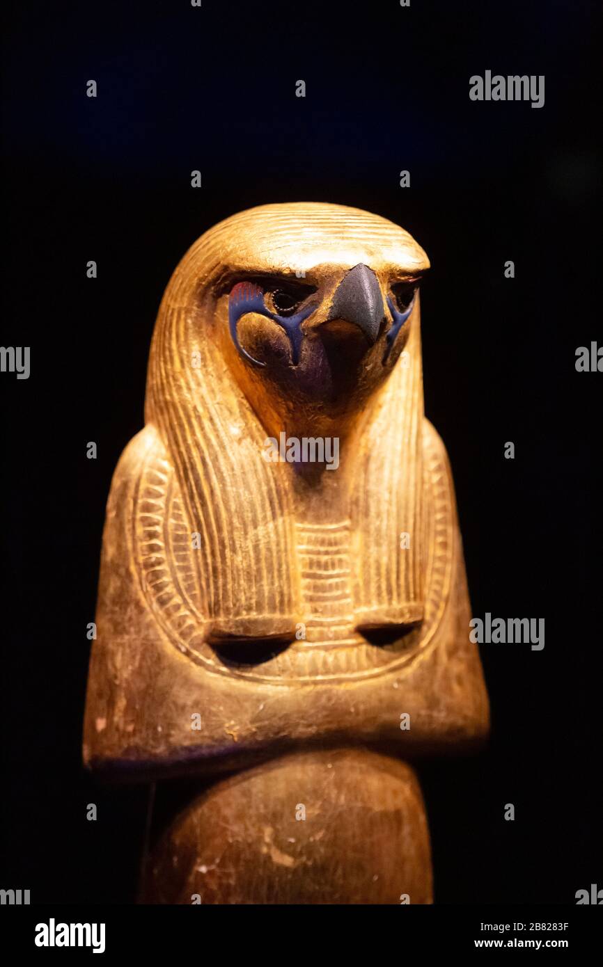 Wooden statue of the pharaoh tutankhamun hi-res stock photography and ...