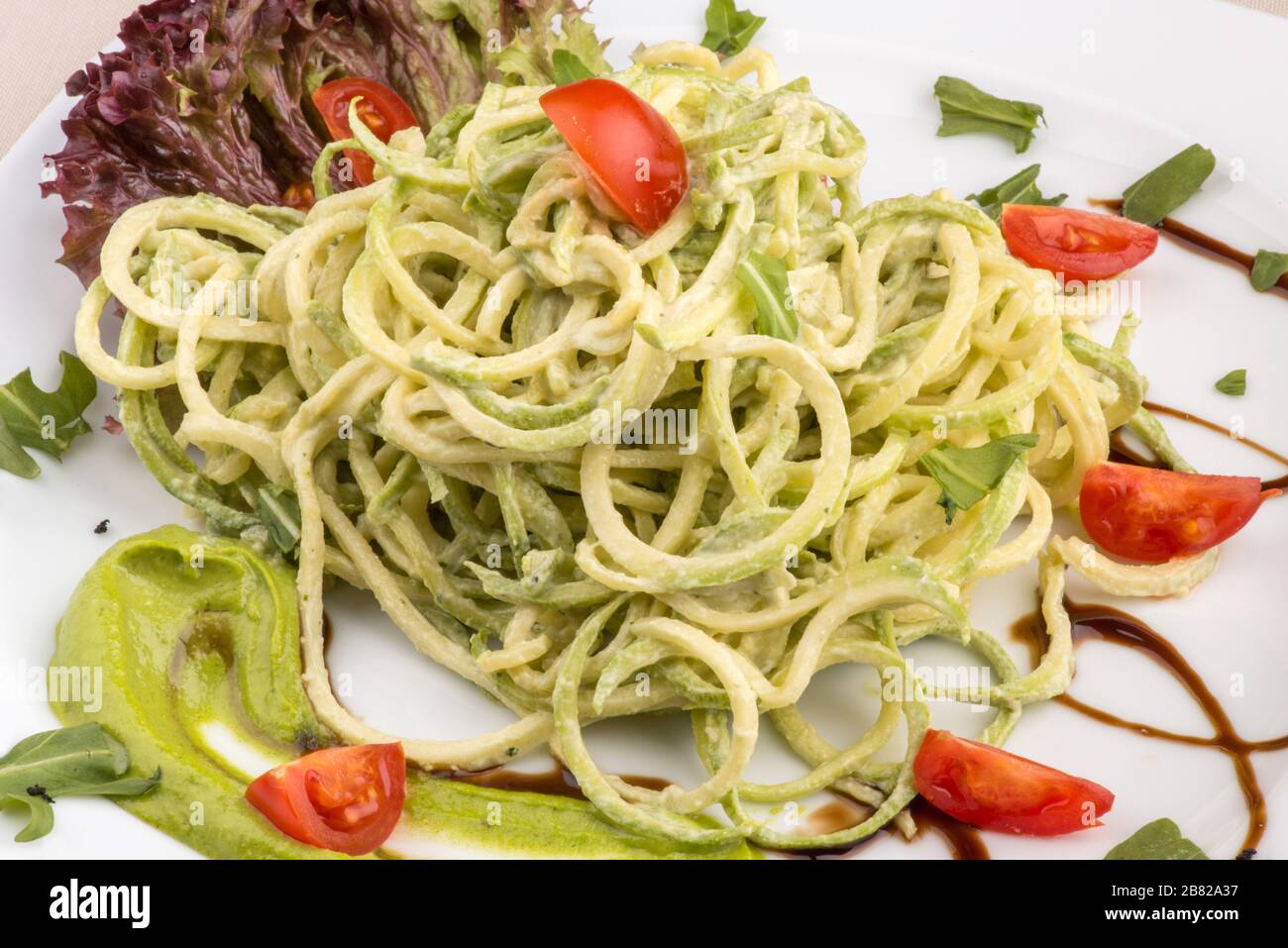 Vegan pasta avocado sauce hi-res stock photography and images - Alamy
