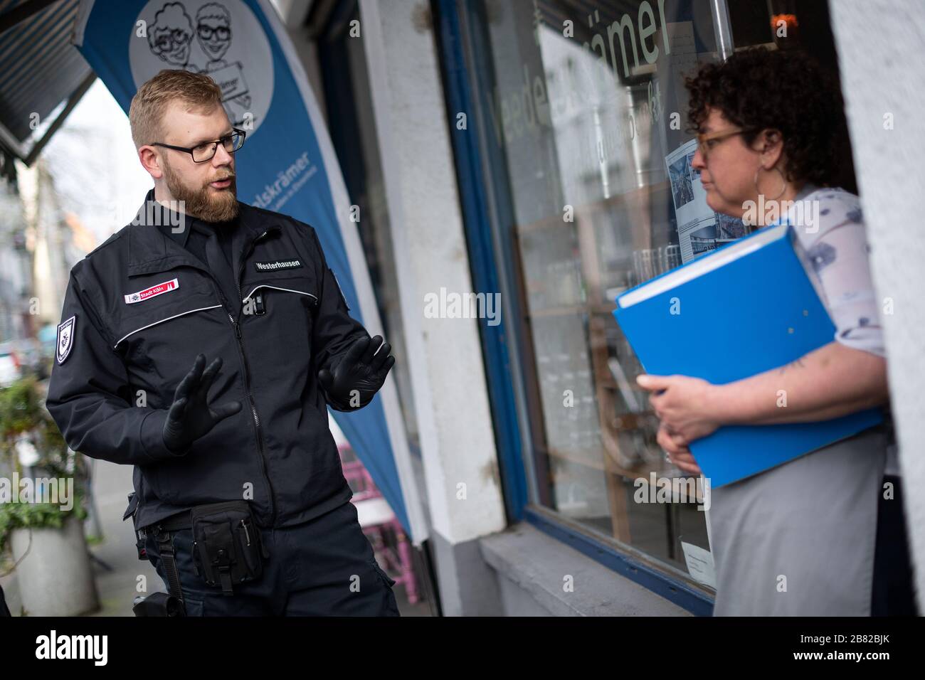 Working shifts hi-res stock photography and images - Alamy