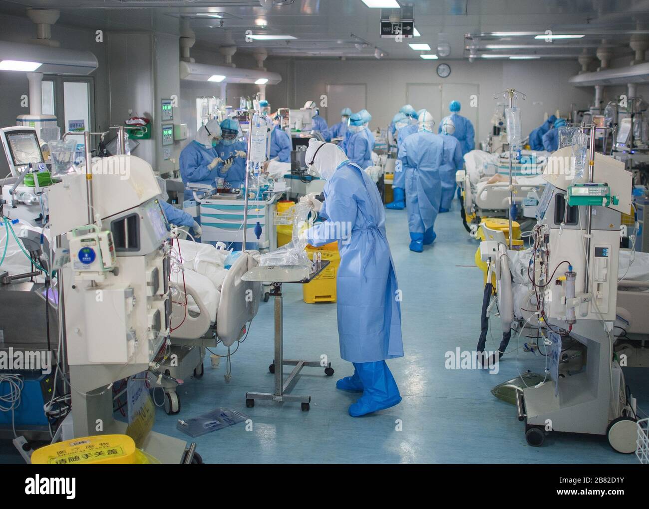Hospital icu busy hi-res stock photography and images - Alamy