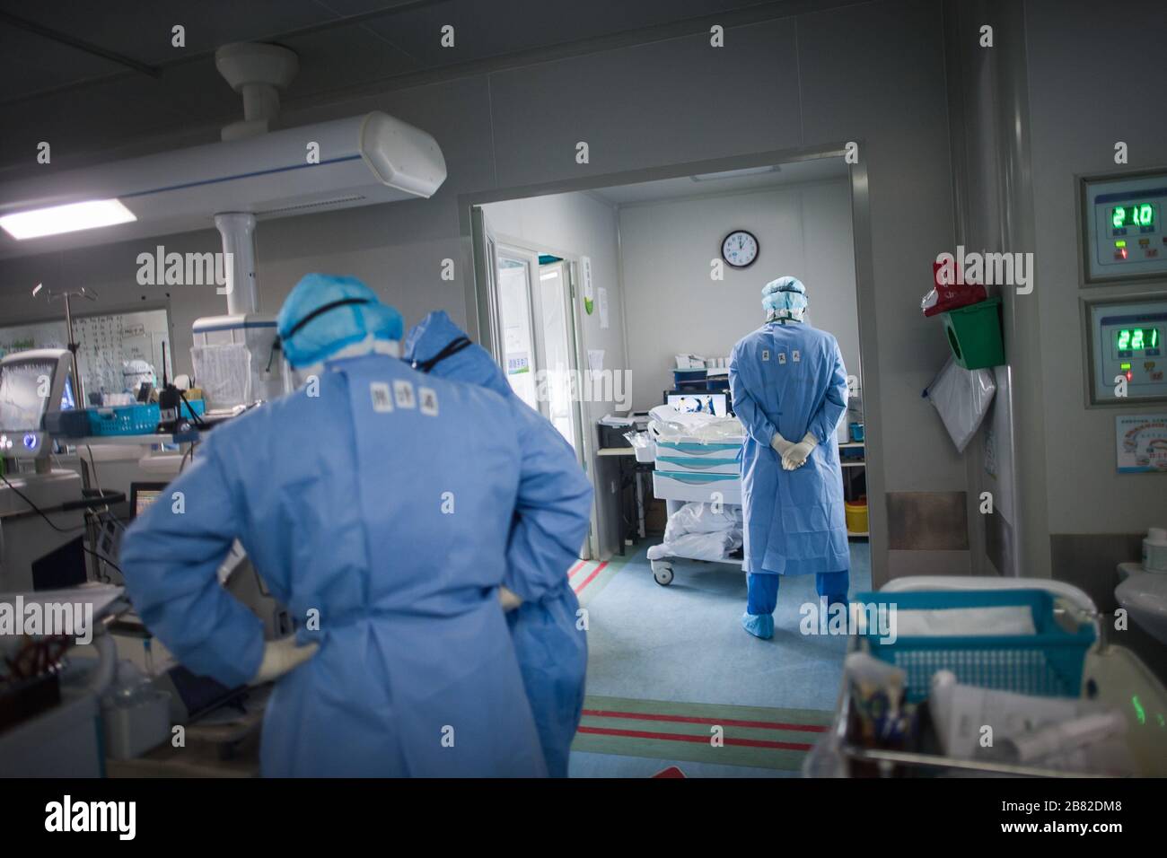 Hospital icu busy hi-res stock photography and images - Alamy