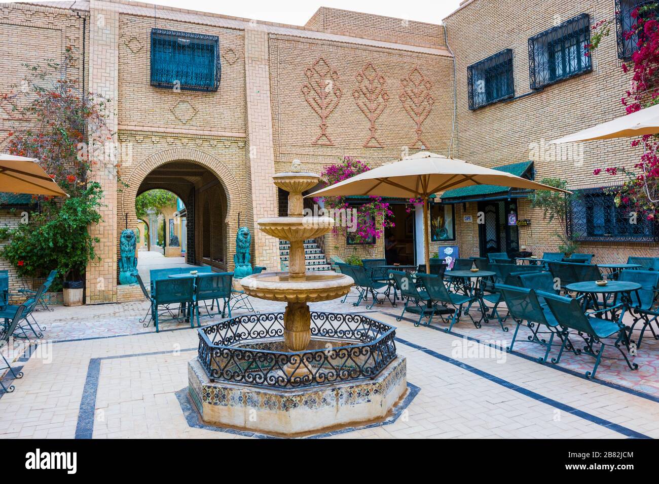 Gallery courtyard hi-res stock photography and images - Alamy
