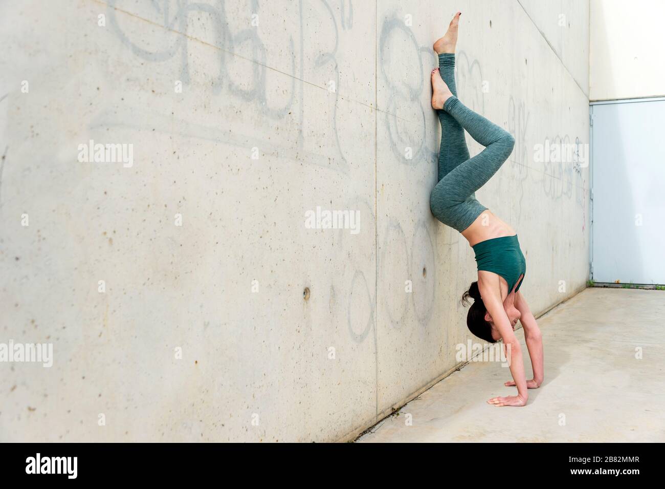 Handstand and acrobat hi-res stock photography and images - Alamy
