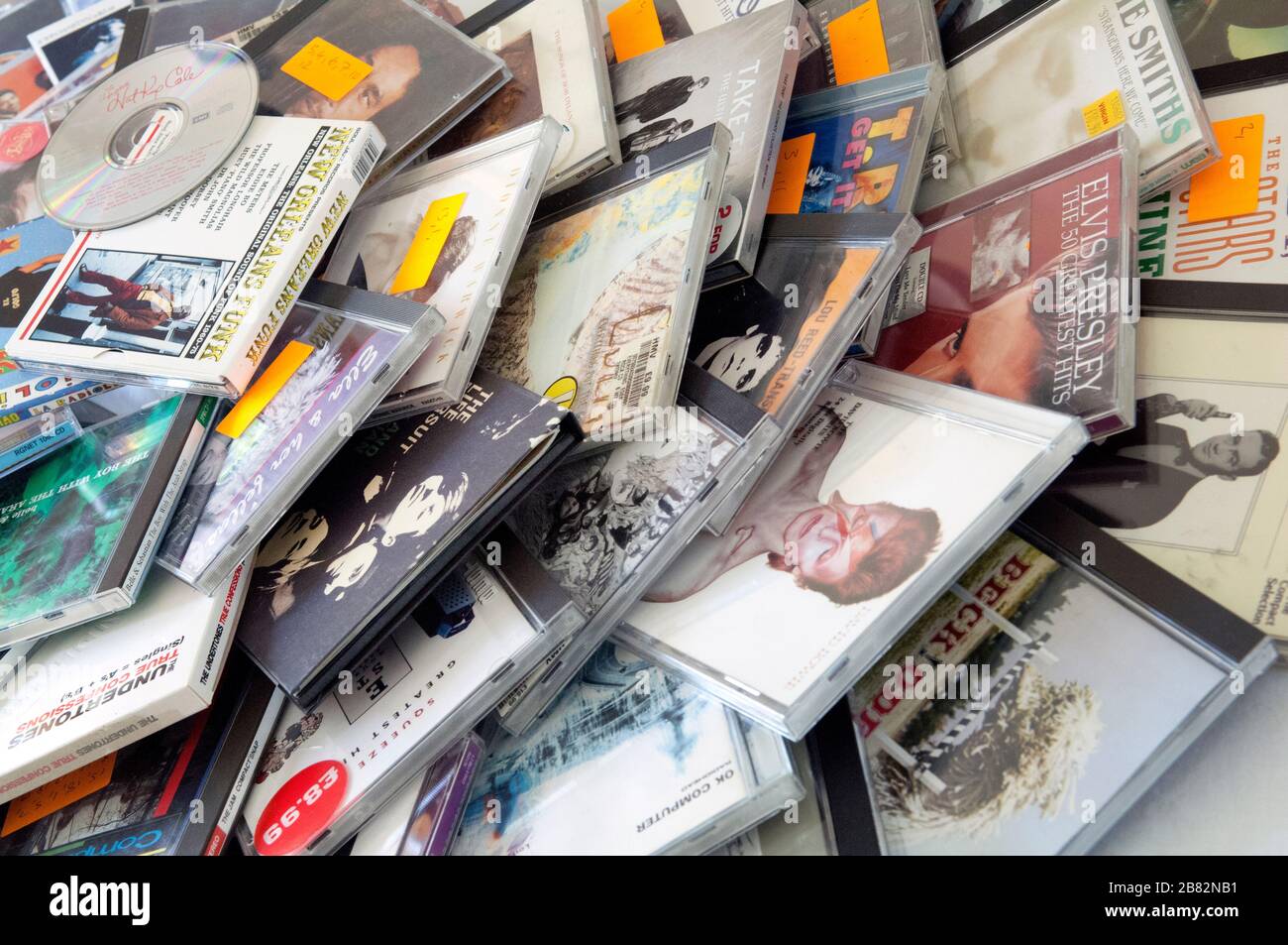 A pile of cds hi-res stock photography and images - Alamy