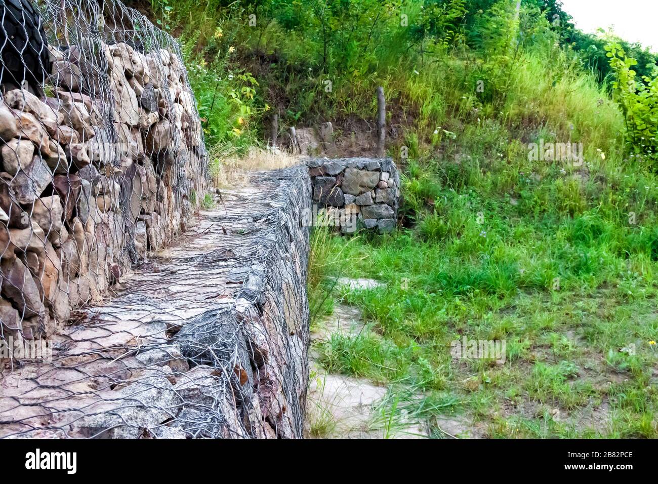 Stone wall in wire mesh hi-res stock photography and images - Alamy