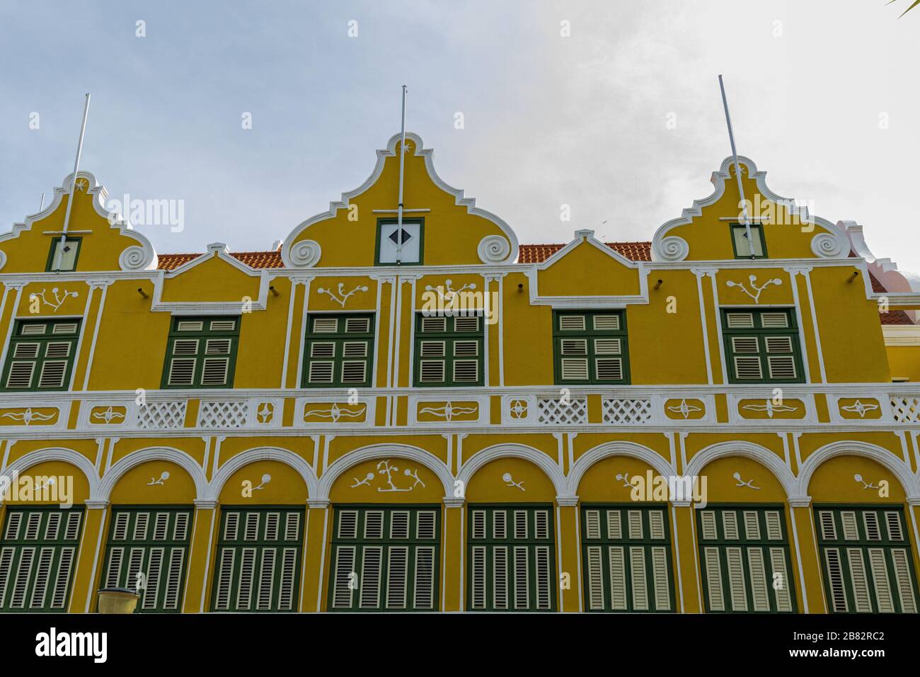Yellow architecture hi-res stock photography and images - Alamy