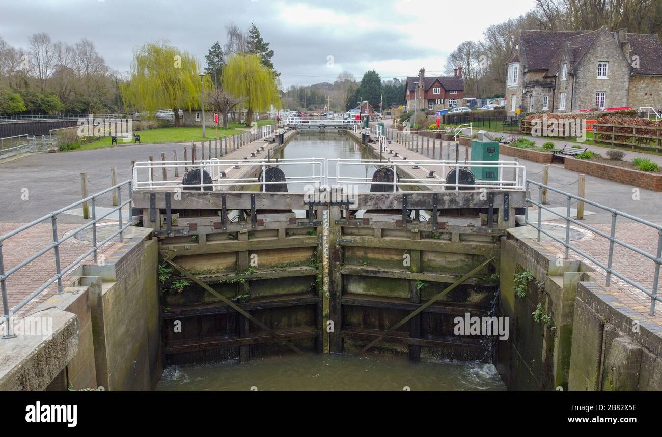 Inside the lock entrance of Allington Lock on the River Medway Stock ...