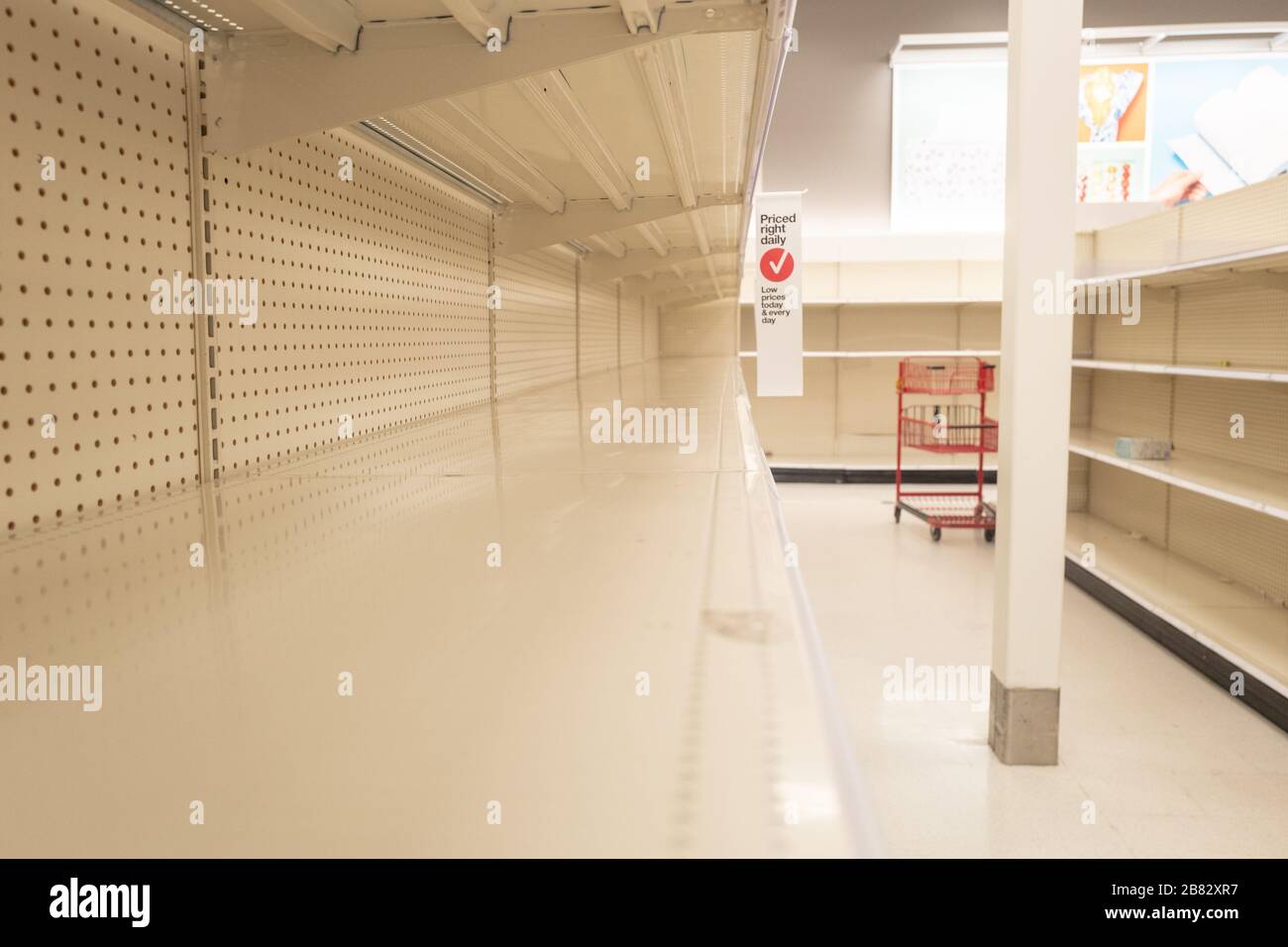 Toilet paper empty shelves hi-res stock photography and images - Alamy