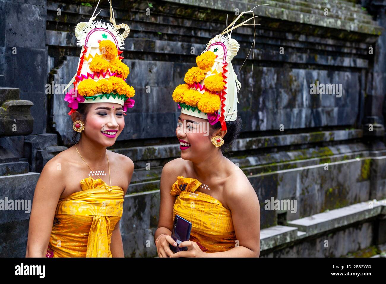 Girls at temple hi-res stock photography and images - Alamy