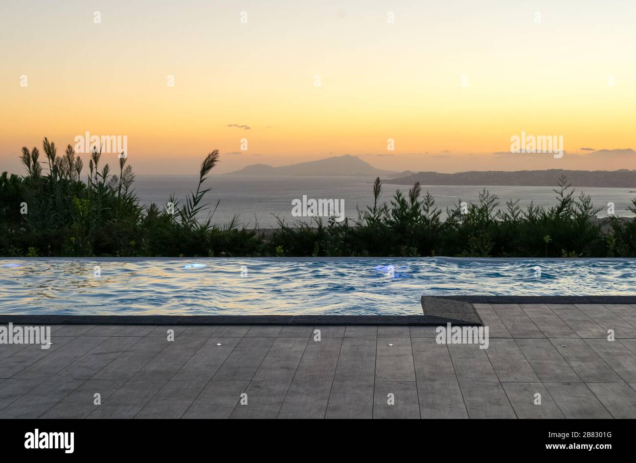 Infinity pool italy hi-res stock photography and images - Alamy