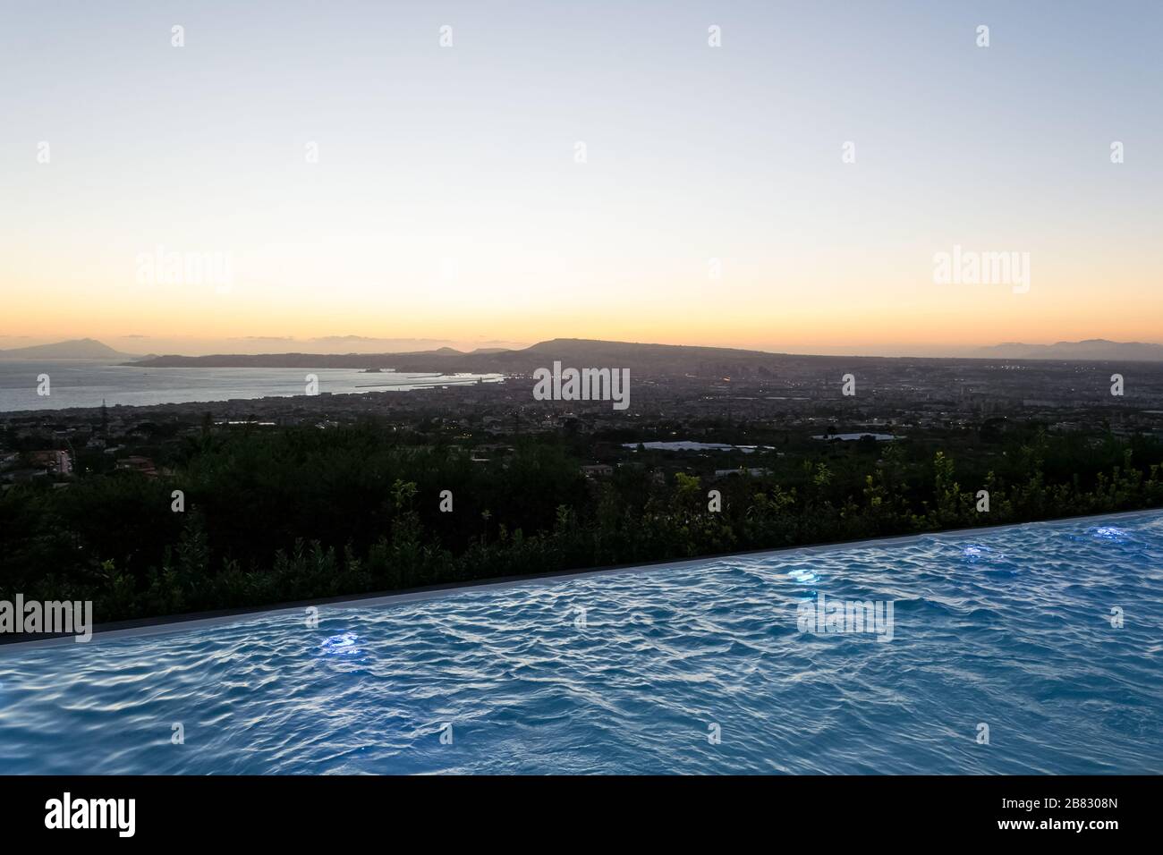 Infinity pool italy hi-res stock photography and images - Alamy