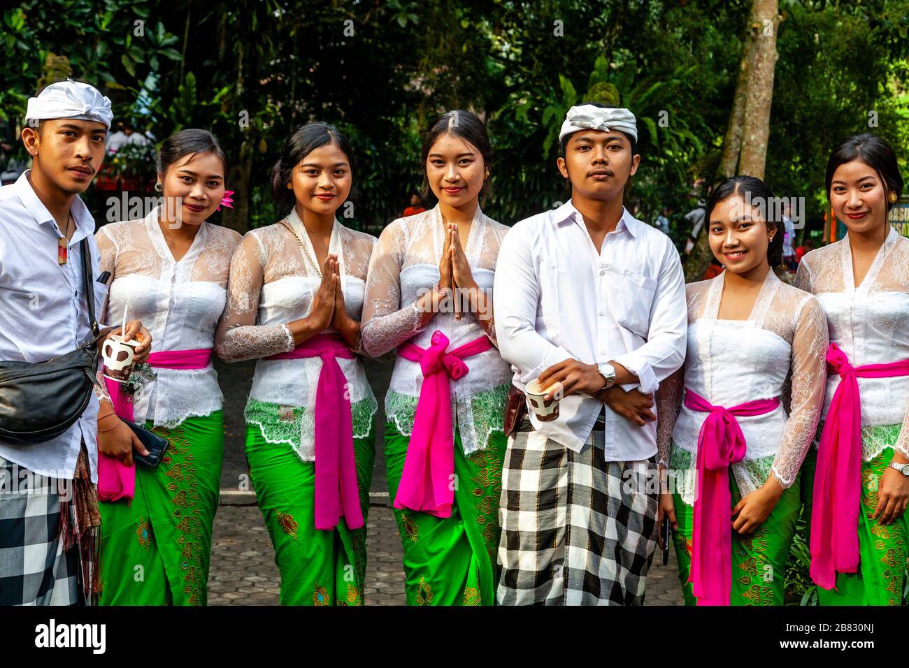 Hindu traditional costume hi-res stock photography and images - Alamy