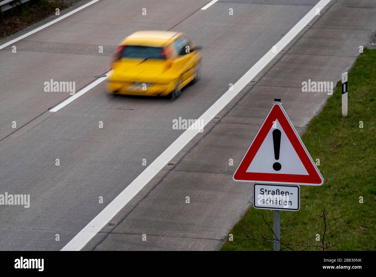 Exclamation mark road sign hi-res stock photography and images - Alamy