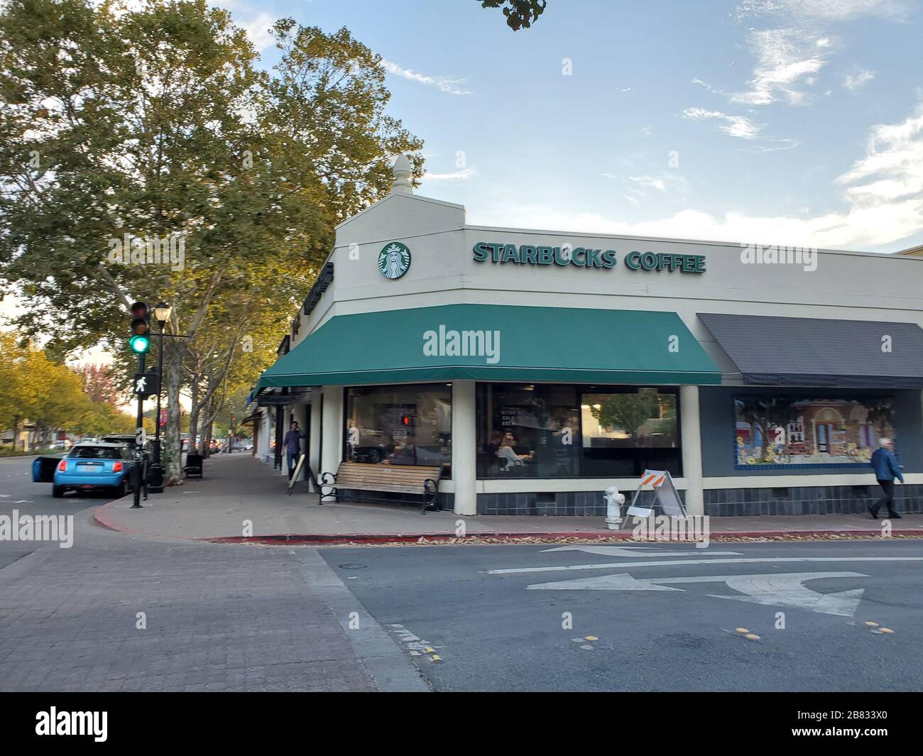 Exterior starbucks hi-res stock photography and images - Alamy
