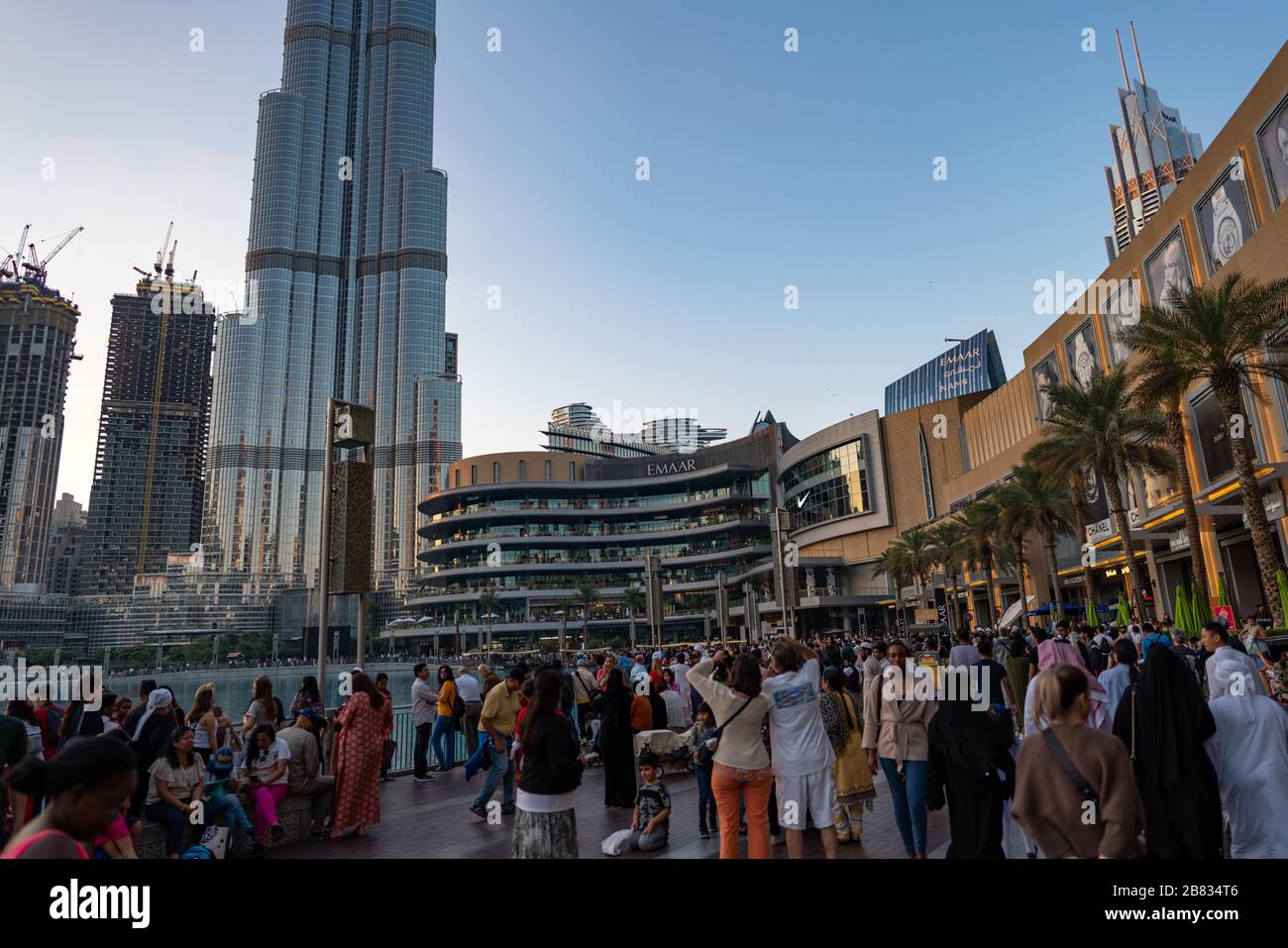 Tourists around Downtown Dubai | Massive crowds of people around Burj ...
