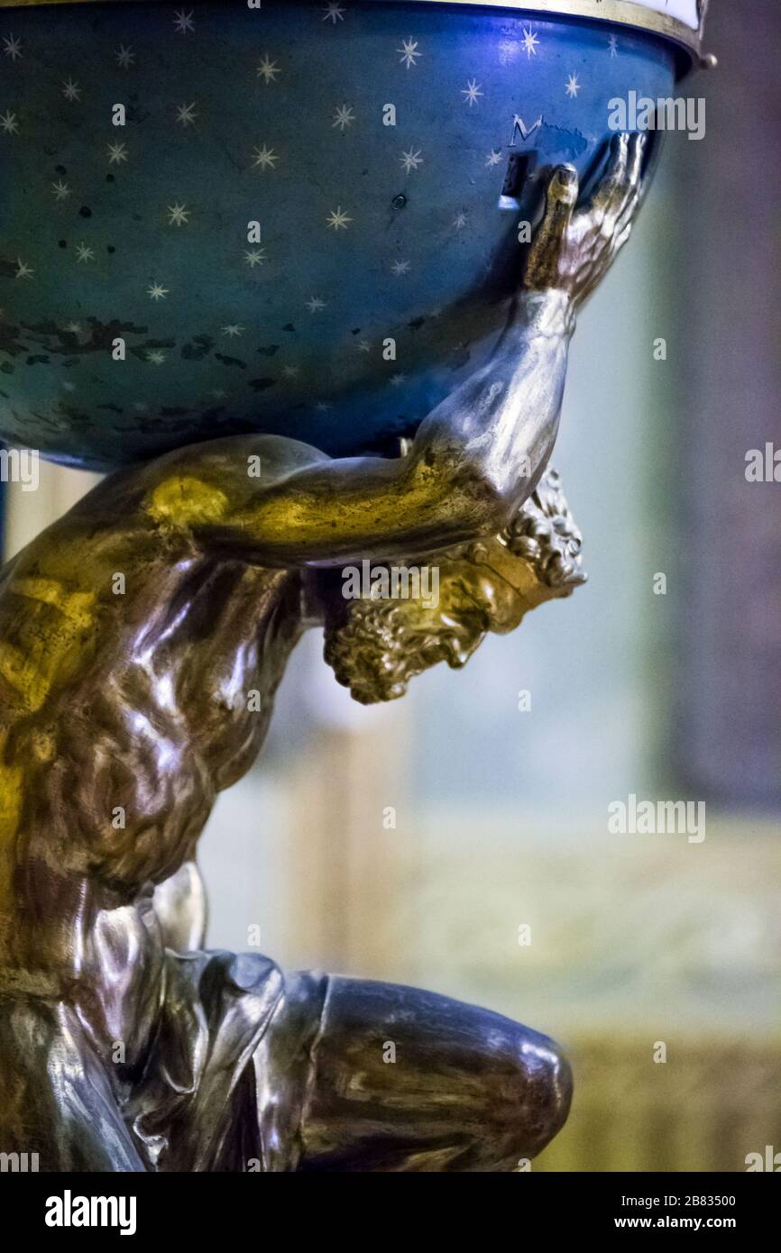 Atlas metal statue hi-res stock photography and images - Alamy