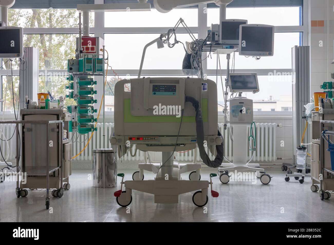 Resuscitation beds hi-res stock photography and images - Alamy