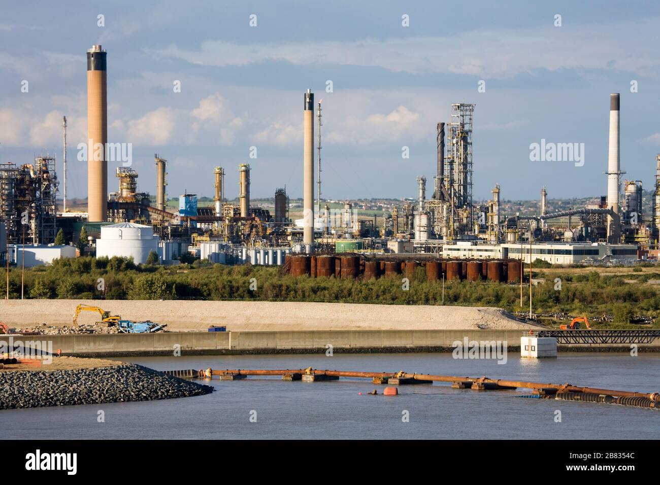 Oil refinery in Southend-on-Sea, River Thames, Essex County, England ...