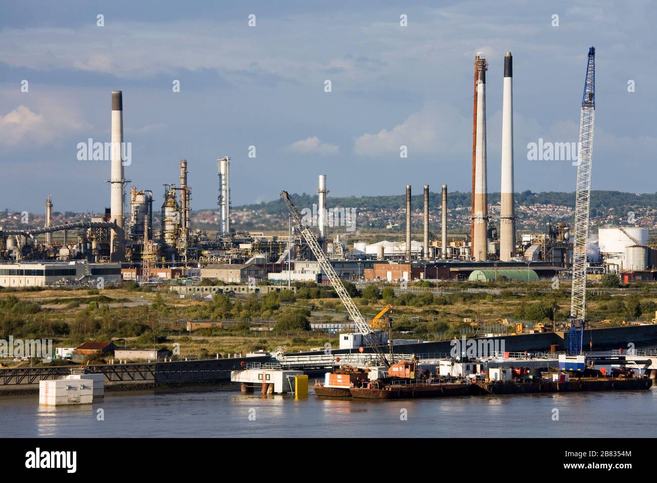 Oil refinery in southend on sea river hi-res stock photography and ...