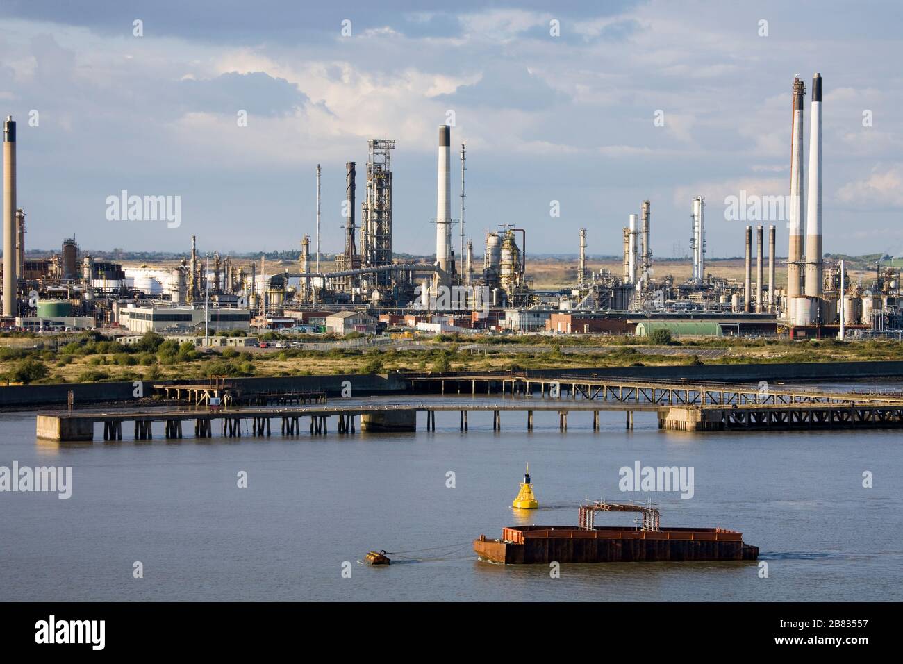 Oil refinery in southend on sea river hi-res stock photography and ...