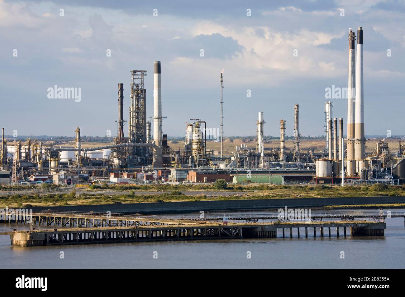 Oil refinery in Southend-on-Sea, River Thames, Essex County, England ...