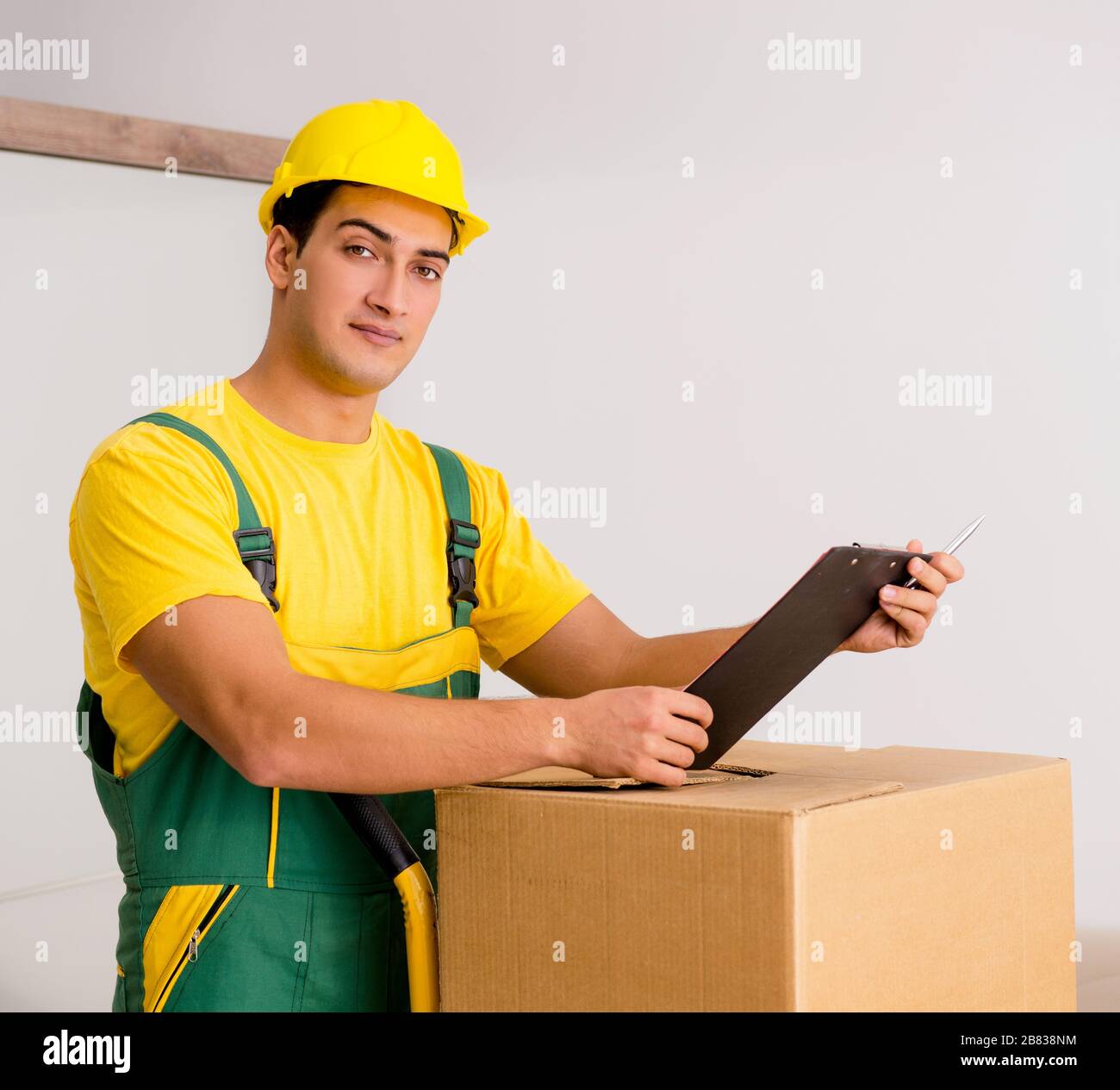 The man delivering boxes during house move Stock Photo - Alamy