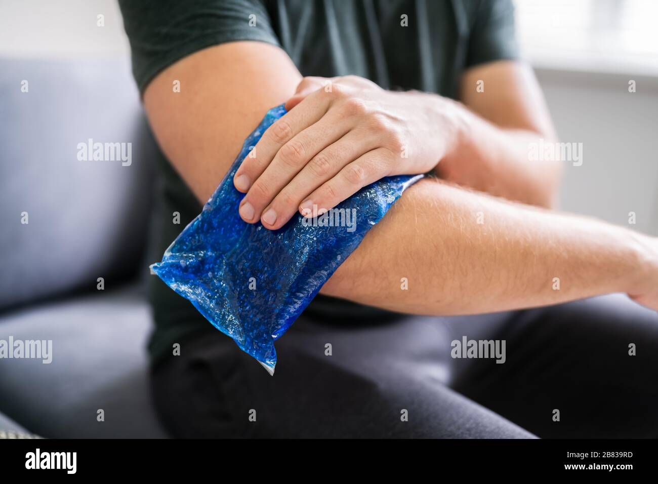 Man applying ice pack injured hi-res stock photography and images - Alamy